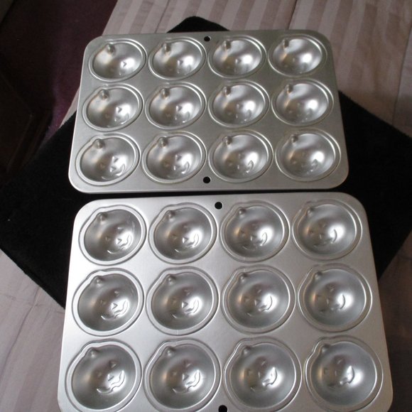 Wilton | Kitchen | Lot Of 2 Wilton Mini Aluminum Pumpkin Mini Cupcakes ...